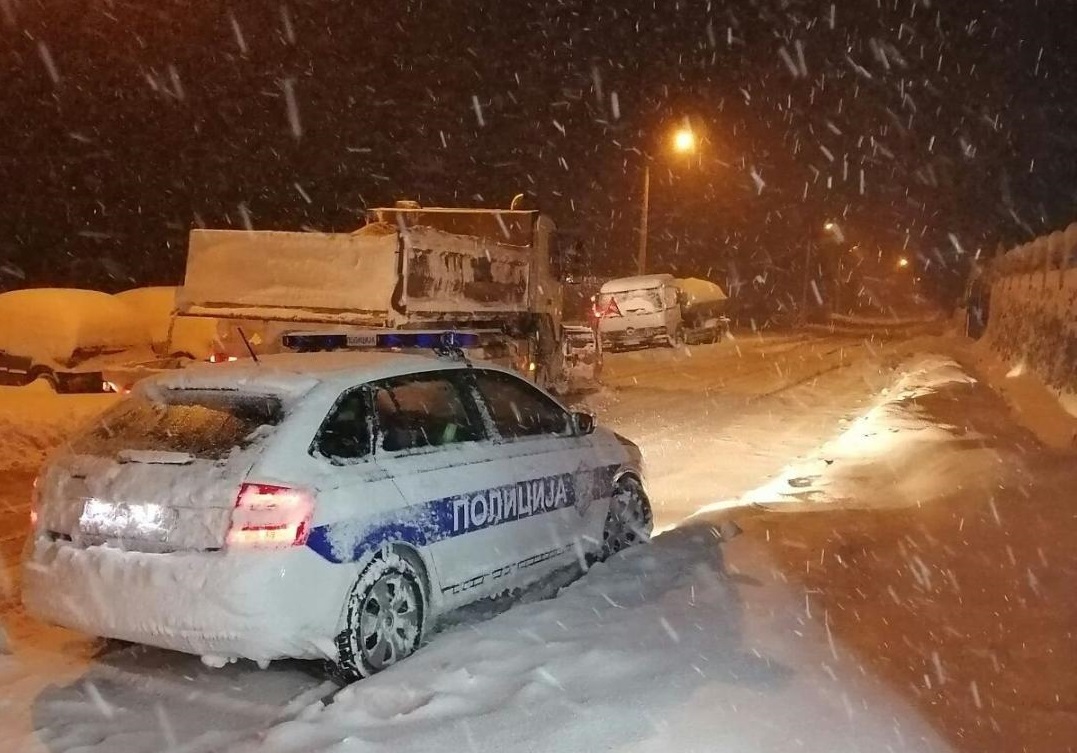 Mećava prestala, spašeno na desetine zavejanih putnika, jedan preminuo ...