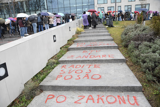 Građani i studenti održali 15 minuta tišine ispred blokirane zgrade RTV u Novom Sadu - Radio Sto ...