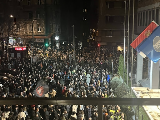 Studenti blokirali RTS i studio u Košutnjaku, TV NovaS ne može da emituje jutarnji program ...